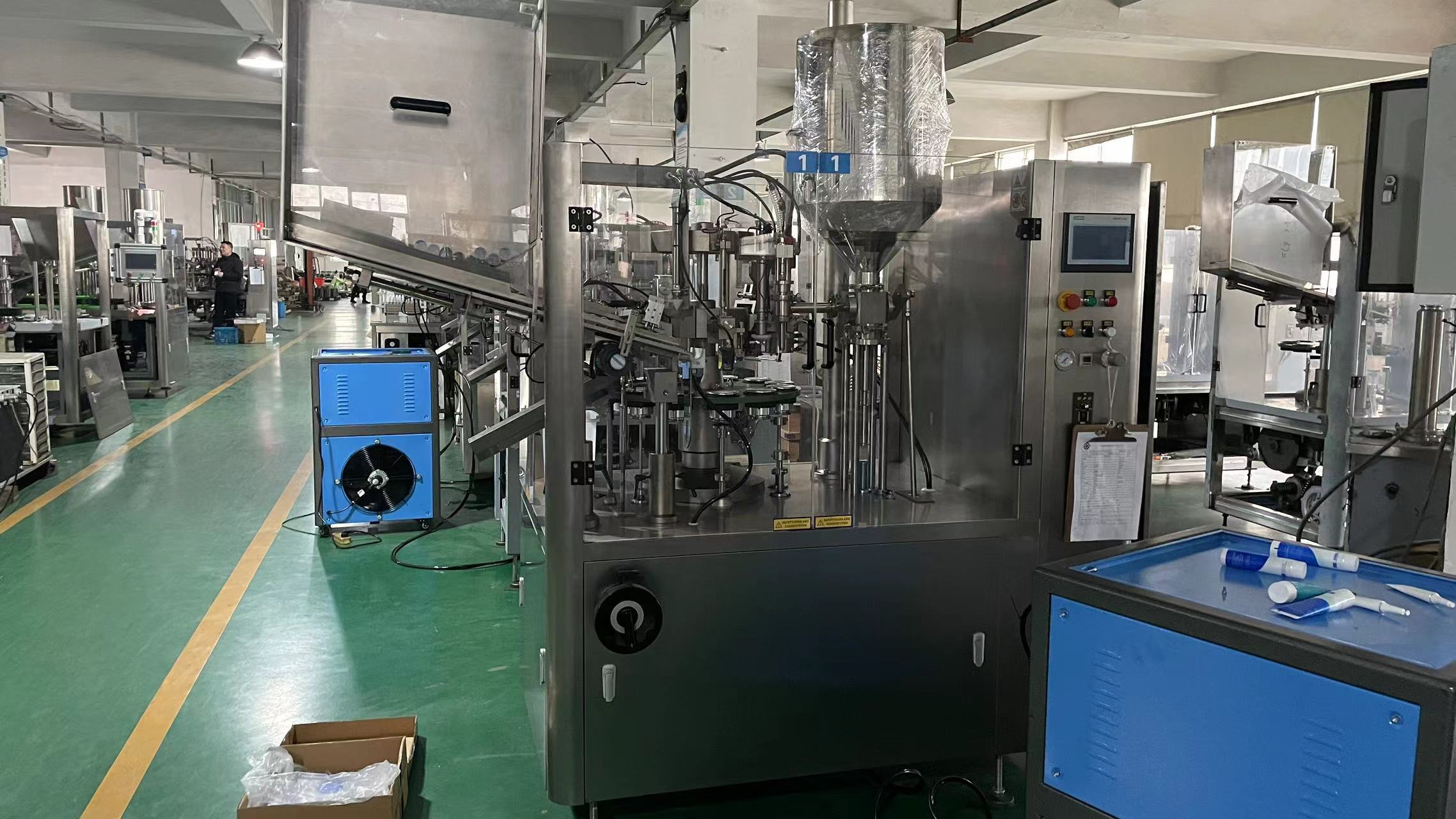 High stability automatic tube filling and sealing machine in operation