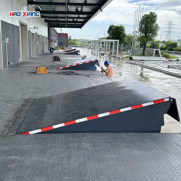 Quality Grey Safe 10T-20T Hydraulic Dock Leveler Loading Dock Ramps With 400mm Lip Length for sale
