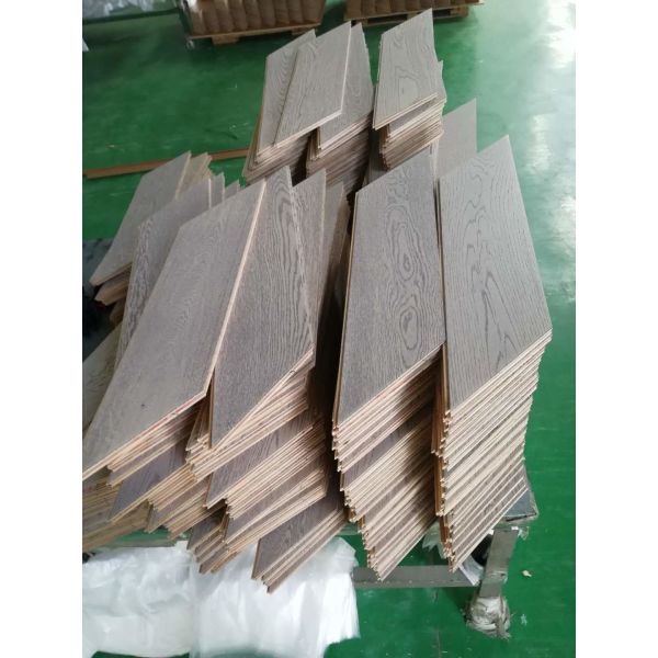 Quality Chevron Engineered Oak Flooring With Different Stains 300-1000MM Length for sale