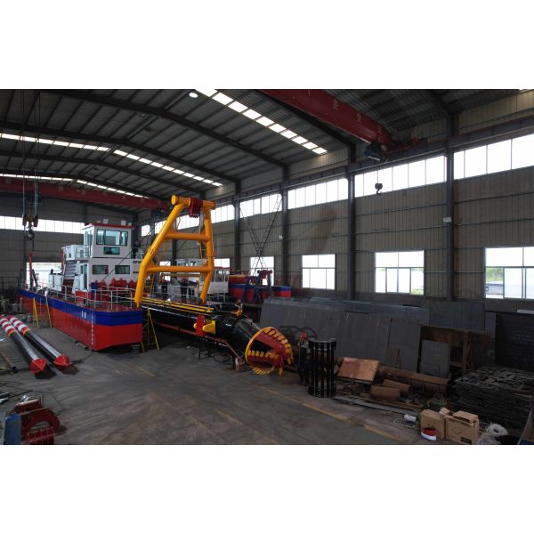 Quality 2000m3 Discharge Distance Small Sand Dredger Ship With Cummins Marine Engine for sale