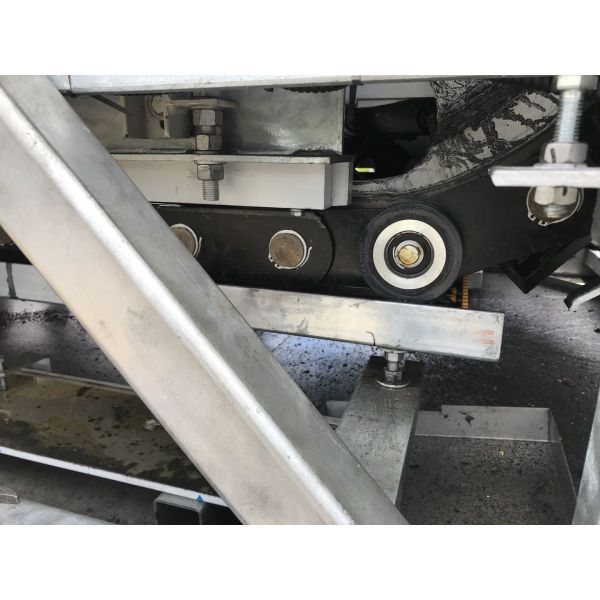 Quality Opaque Balustrade Escalator V Type Handrail step chain roller out side for sale