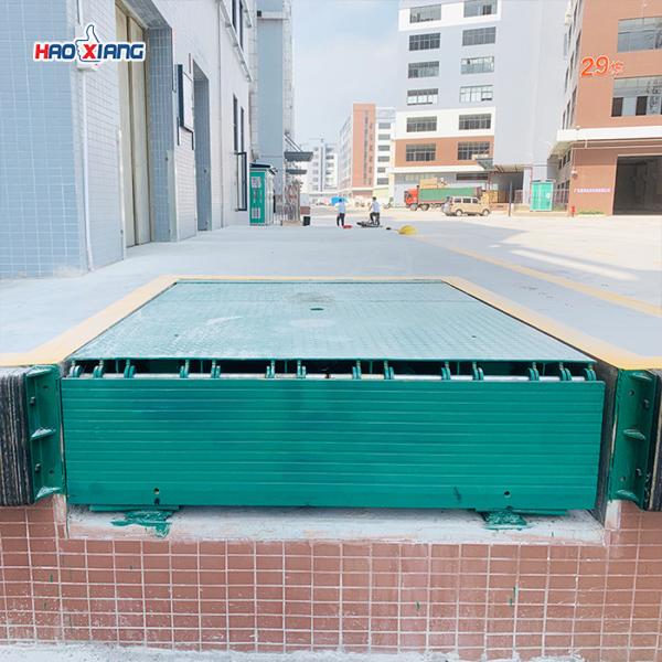 Quality Cargo Warehouse Dock Leveler Push Button Truck Level Dock Green for sale