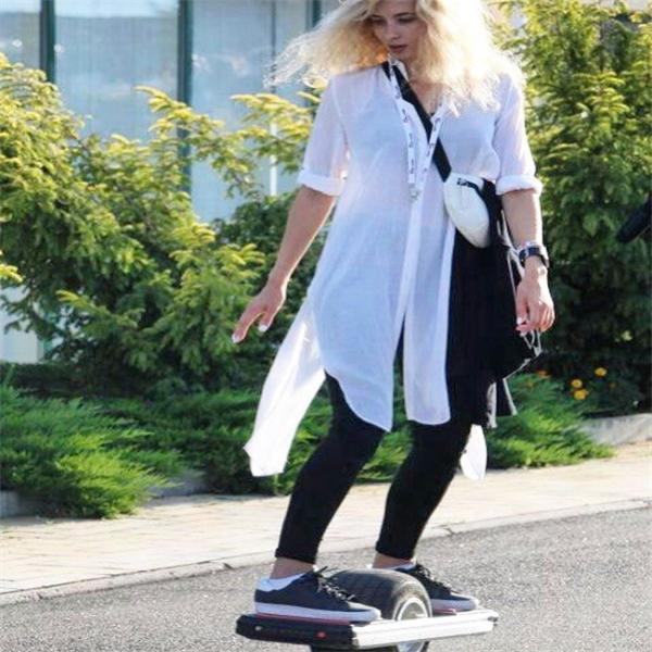 Quality 700W Electric Skateboard One Wheel Hoverboard 18-25km With Stable Tire for sale