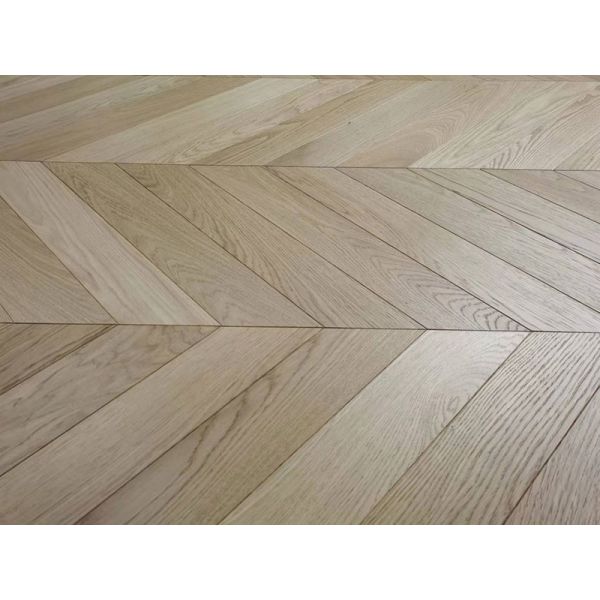 Quality Two Layers Chevron Engineered Oak Flooring with E0 Formaldehyde Emission and 25 Years Residential Warranty at 45 Degree Angle for sale