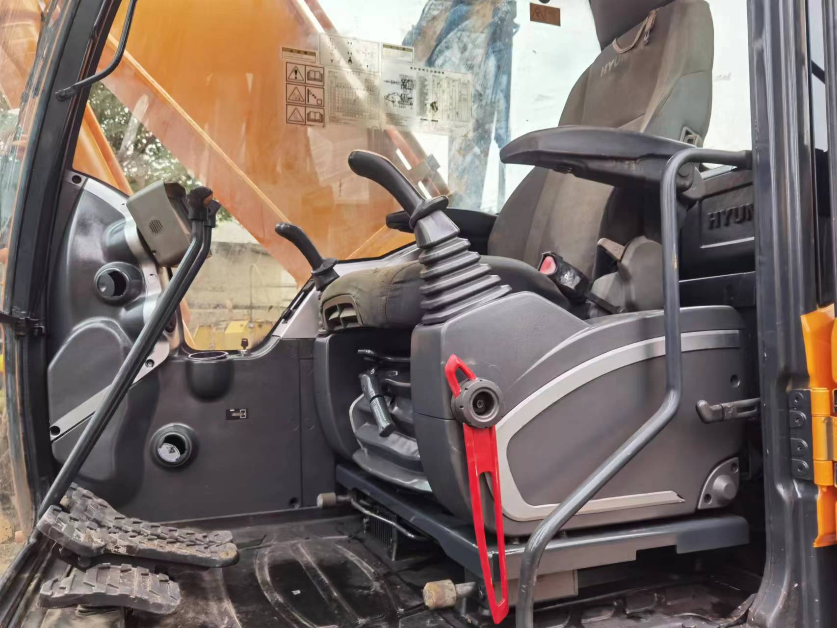 Manufactured Secondhand R220-9s Crawler Excavator Used Backhoe Excavator Hyundai on Sale