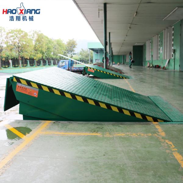 Quality Hydraulic Dock Leveler Load And Unload Goods Green 220V for sale
