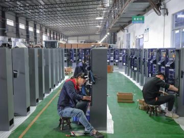 Parking Payment Station With 21.5 Inch High Brightness Touch Screen And Cash Coin Acceptor And Change Kiosk 42