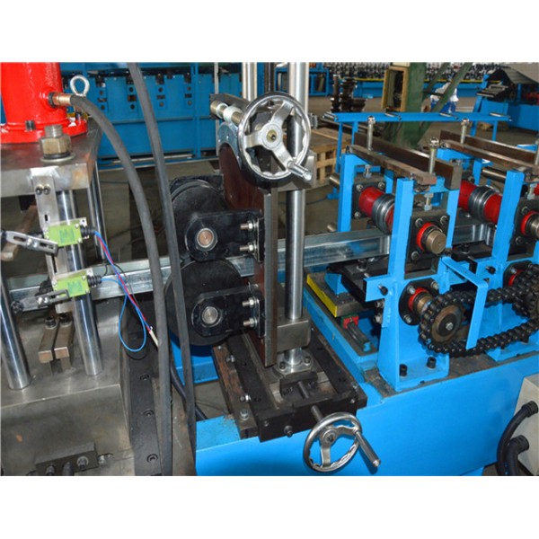 Quality Automatic Change CZ Purlin Roll Forming Machine With Chains Transmission System for sale
