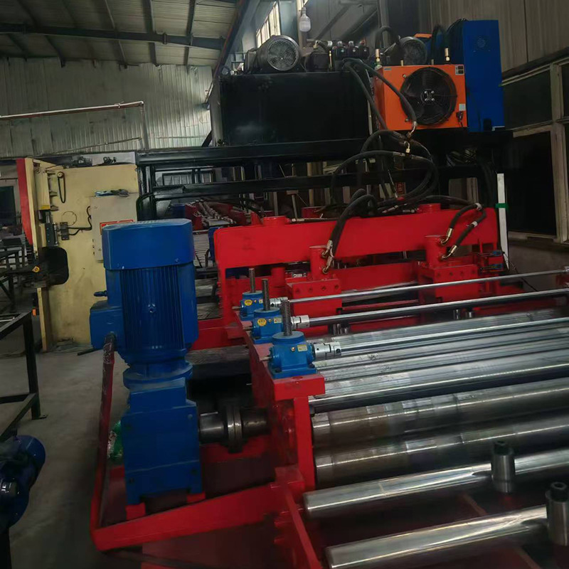 Hydraulic cylinder cable tray forming machine in operation