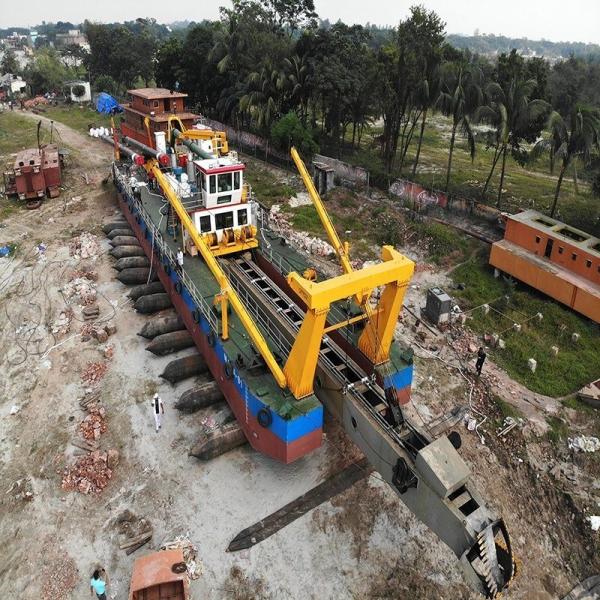 Quality US 100000/Set Customized Diesel Enigne Hydraulic Dredger with Suction Pump and for sale