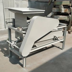 Quality 2.2kw Hazelnut Sand Vibrating Sieve Machine 400kg/H With Three Deck for sale
