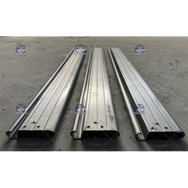 Quality 100mm sandwich rolling shutter door roll forming machine in Saudi Arabia olling for sale