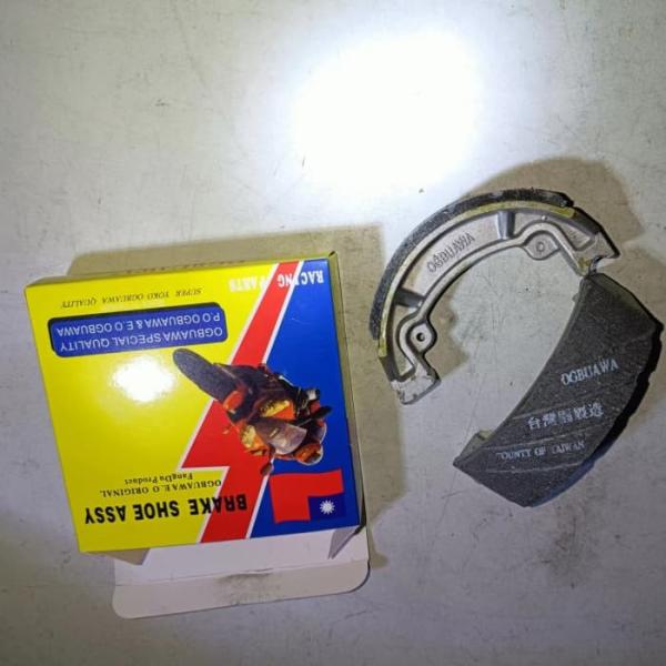 Quality AX100 Motorcycle Brake Shoe Assy Spare Parts Stronger Braking Force for sale