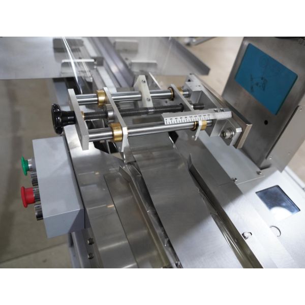 Quality KN95 Mask Horizontal Flow Pack Machine Disposable Tableware Pillow Pouch Machine for sale