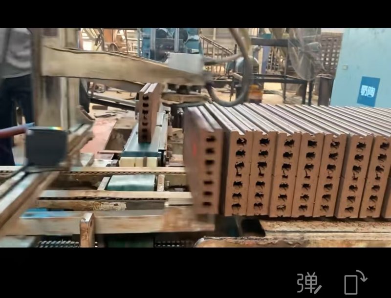Automatic Vertical Brick Splitter Cutter Horizontal Synchronous Cutting Machine in operation