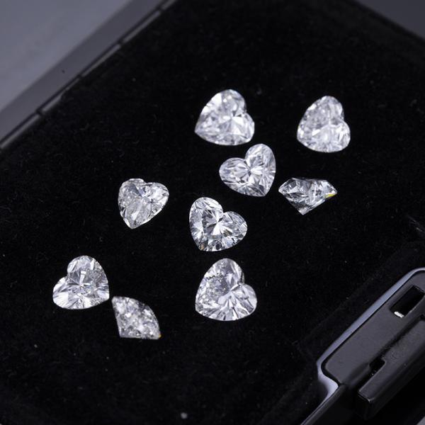 Quality DEF Color VVS Clarity Small Diamonds Melee 2.4-2.7x4.3-4.5mm 0.01 To 0.68ct White Heart Shape for sale
