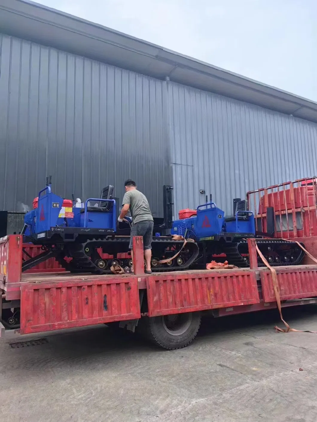 High Performance Crawler Dumper GF5000d 5 Tons Self-Loading Capacity Self-Propelled Side Dumping Style 37kw/3200r/Min Engine Power Used for Oil Palm Plantation