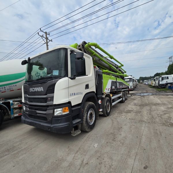 Quality Front Lifting Style Sinotruk Chassis Pump Trucks Load Capacity 21-30t Seats ≤5 for sale