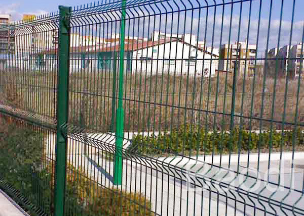 Quality Low Carbon Iron Wire Mesh Fence V Shaped For Sightseeing Zone / Supermarket for sale