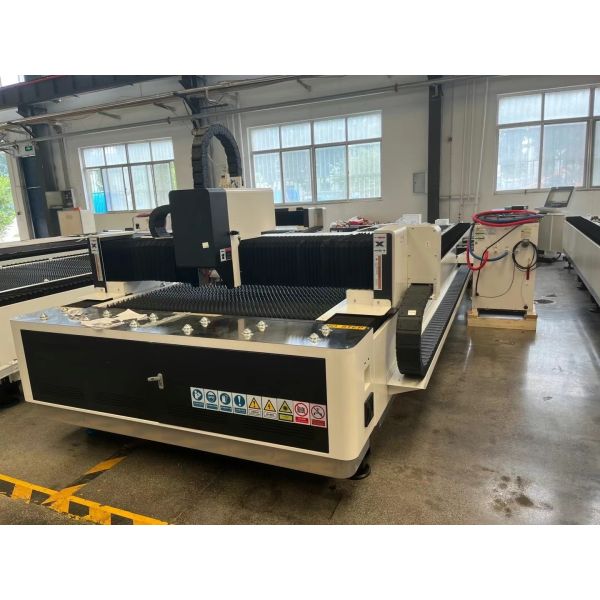 Quality 4020 2000W High Precision Fiber Laser Cutting Machine With Raytools Laser Head for sale
