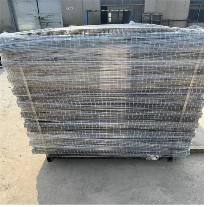 Wire mesh packaging and pallet preparation for secure shipping