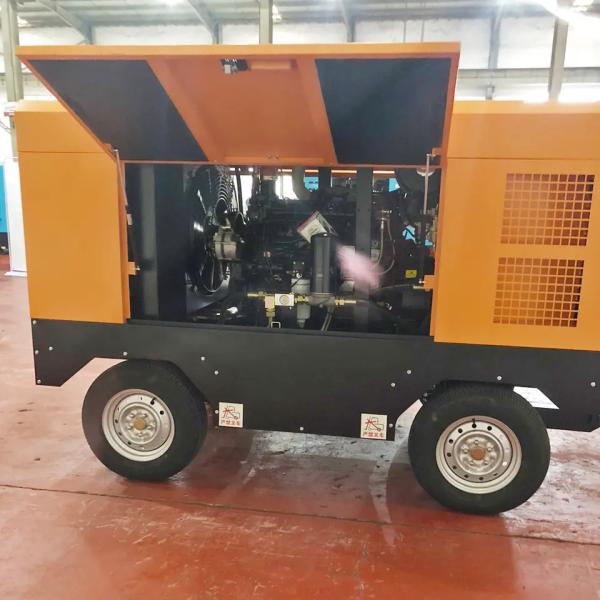 Quality 580CFM 17 Bar Diesel Portable Screw Air Compressor For Mining Industry for sale