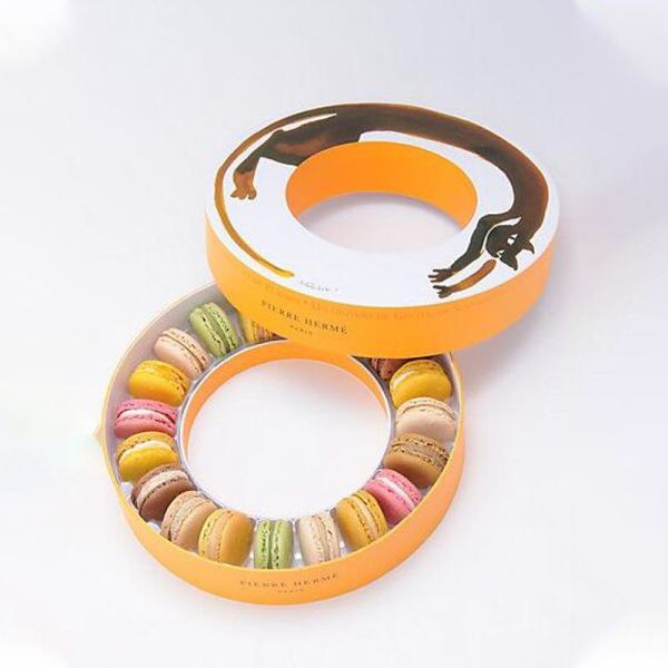 Quality Luxury Paperboard Round Macaron Gift Box With Plastic Tray for sale