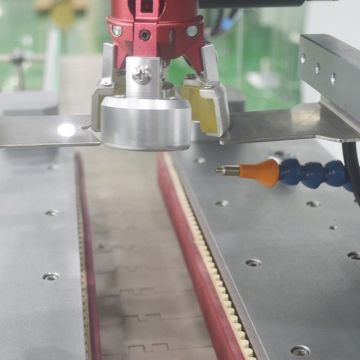 Quality s Single Head Capping Machine for Soy Sauce Round Bottle in Machinery Repair for sale