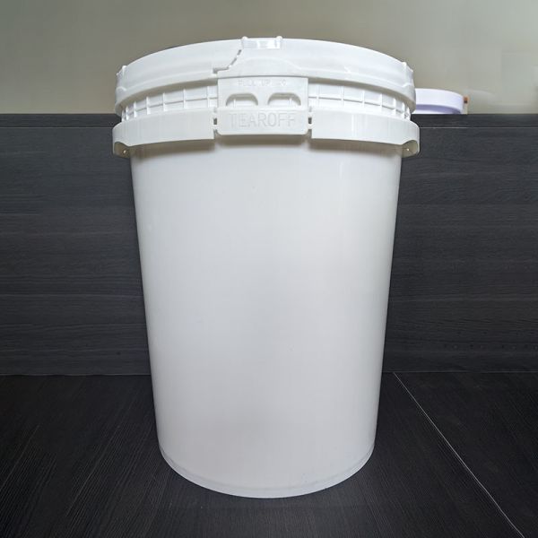 Quality Secure Sealing Plastic Lid Machine Oil Engine Oil Bucket With Stackable for sale