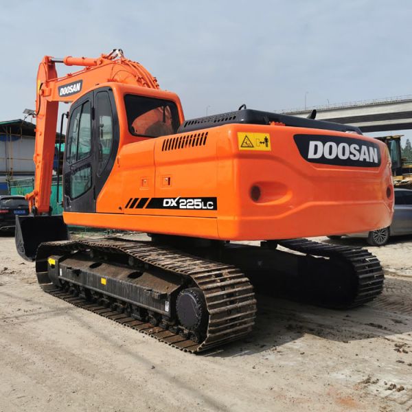 Quality Made in Korea original used doosan dx225 excavator 22 ton in Shanghai for sale