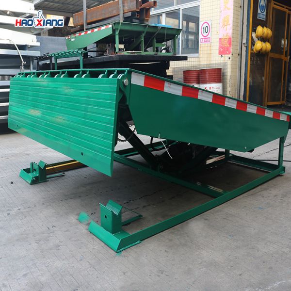 Quality Cargo Warehouse Dock Leveler Push Button Truck Level Dock Green for sale