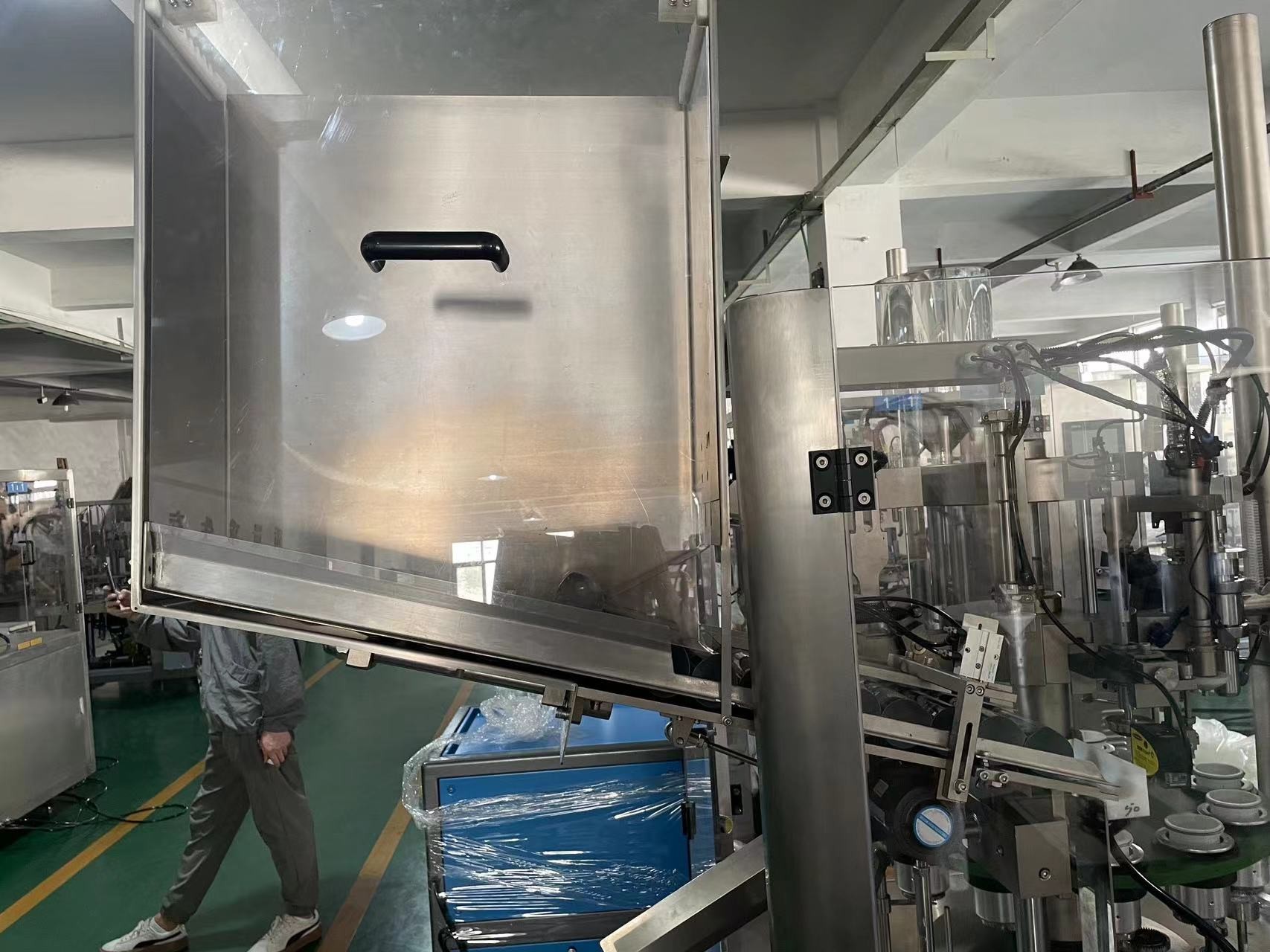 Tube filling machine side view