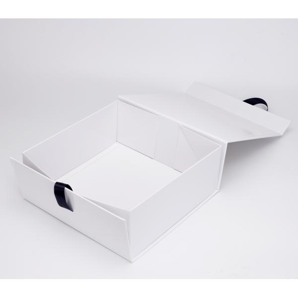 Quality Folding Magnetic 185g fancy paper White Packaging Box For Apparel for sale