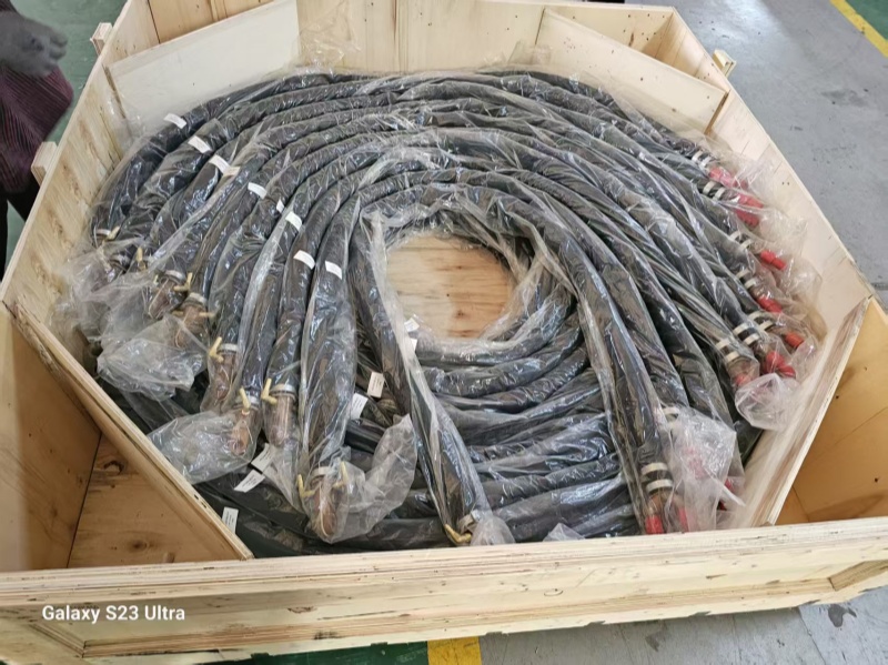 Secure wooden case packaging for cable transportation