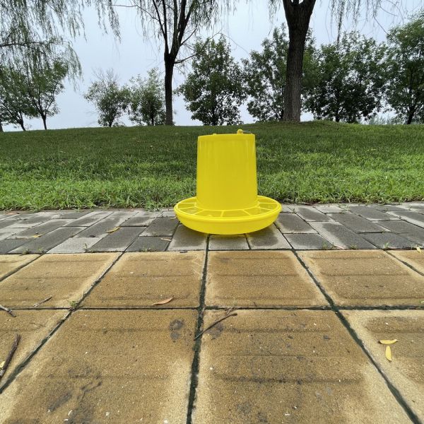 Quality Durable Plastic Poultry Feeding Bucket 1L-6L Fresh Clean Hanging Poultry Feeder for sale