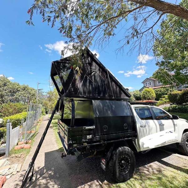 Quality UV Resistant Hard Shell Rooftop Tent Waterproof 3-4 Person 4x4 Rooftop Tent for sale