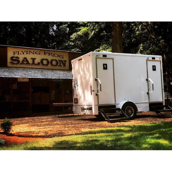 Quality Luxury Restroom Mobile Toilet Trailer Roadable Good Fittings Customized for sale