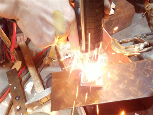 Weldable ceramic tile lined pipe