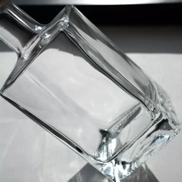 Quality Transparent Glass Whisky Bottle 700ml Capacity for Customized Bar and Personalized for sale