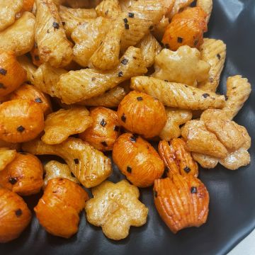 Quality Japanese wholesale customized rice crackers seaweed rice cracker snacks for sale