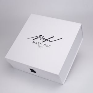 Quality Folding Magnetic 185g fancy paper White Packaging Box For Apparel for sale