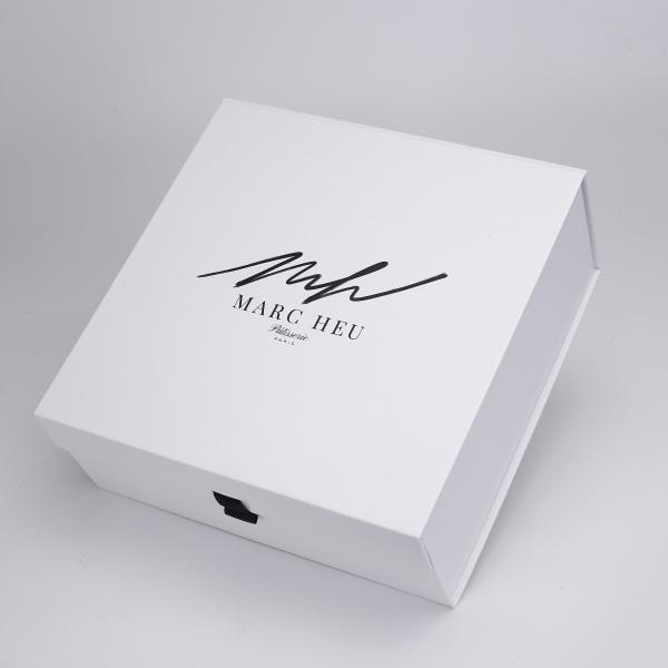 Quality Folding Magnetic 185g fancy paper White Packaging Box For Apparel for sale