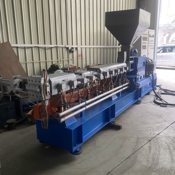 Quality Used twin-screw extruder for plastic recycling and modified granulation for sale