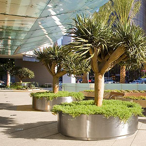 Quality Outdoor Large Outdoor Flower Pots OEM Galvanised Plant Pots for sale