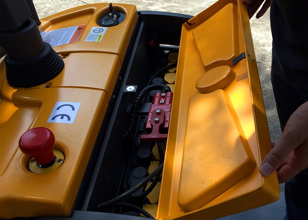 Stand - On Type 2500kg Pallet Jack Forklift With Folding Platform