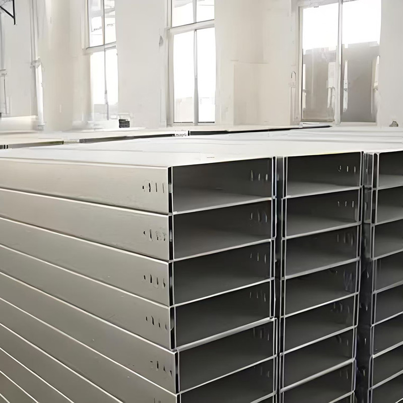 Medium duty cable tray with 4 slots - side view