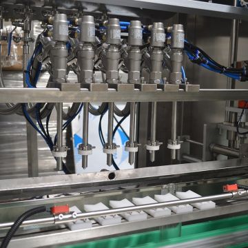 Quality Customized 4 6 8 10 12 14 16 18 Heads Liquid Filling Machine for Red Wine/Vodka for sale