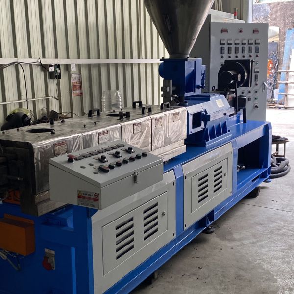 Quality Used twin-screw extruder for plastic recycling and modified granulation for sale