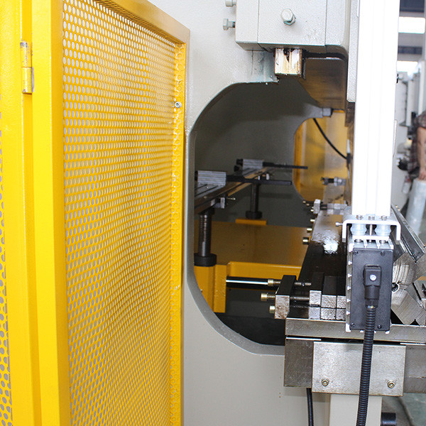 Quality 4+1 Axis Stainless Steel Sheet Bending CNC Press Brake Machine 200 Ton 3200mm for sale