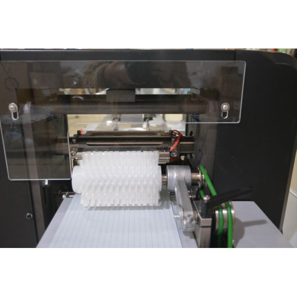 Quality KN95 Mask Horizontal Flow Pack Machine Disposable Tableware Pillow Pouch Machine for sale